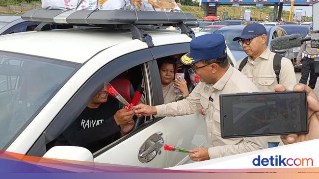 One Way Tol Kalikangkung ke Cipali Arus Balik Dimulai, Pemudik Diberi Bunga