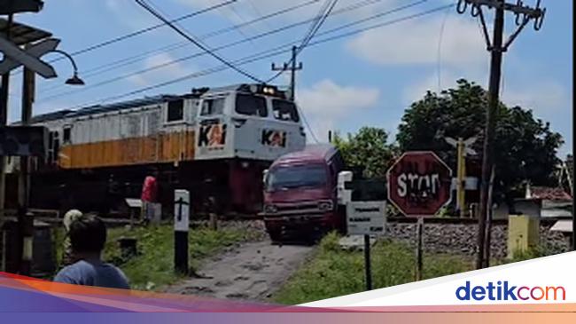 Detik-detik Mobil Pemudik di Madiun Remuk Dihantam Kereta Api