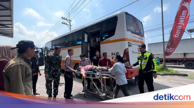 Saat Polisi Mojokerto Kota Tolong 2 Pemudik Pingsan di Jalan Bypass