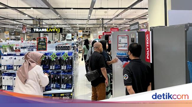 Malam Minggu, Pengunjung Transmart Serbu Produk Elektronik