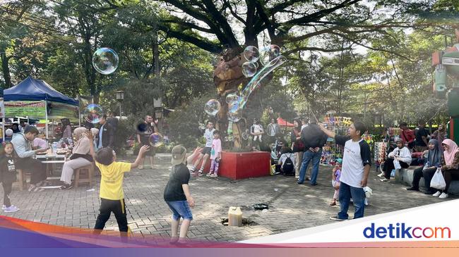Ramainya Kawasan Gasibu Bandung di Akhir Pekan