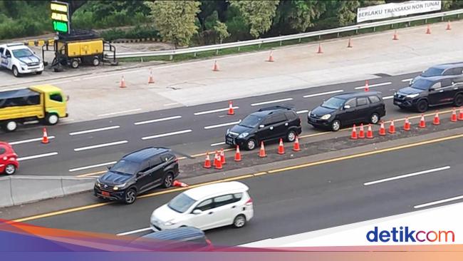 Sejumlah Mobil Terobos Cone Contraflow di GT Cikampek