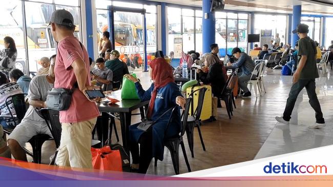 Banyak Pemudik dari Bali Pulang ke Jawa Setelah Libur Lebaran Banyak Pemudik dari Bali Pulang ke Jawa Setelah Libur Lebaran