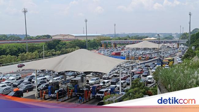 Penampakan Antrean Arus Balik di GT Cikatama Arah Jakarta Siang Ini