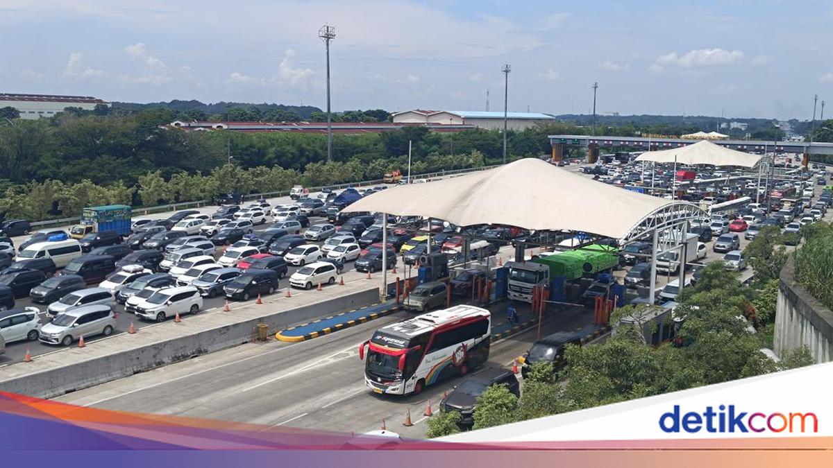 Antrean Kendaraan Mengular di GT Cikampek Utama Arah Jakarta