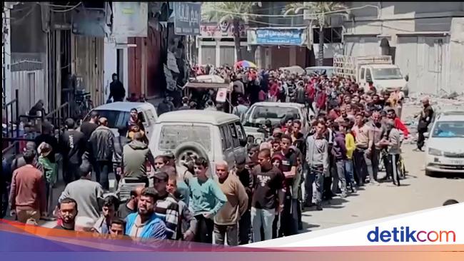Momen Warga Palestina Antre Beli Roti di Tengah Gempuran Israel