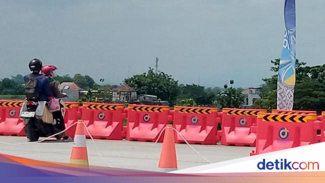 Detik-detik Emak-emak Pemotor Terobos Tol Fungsional di Klaten Disetop Polisi