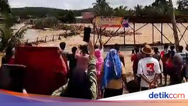 3 Jembatan di Muratara Putus Kena Banjir Bandang, Warga Pakai Perahu Karet
