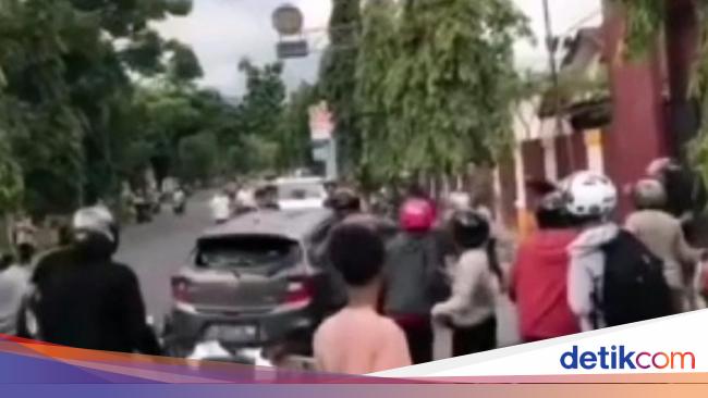 Mobil Tabrak Lari Warga di Pinrang Diamuk Massa di Depan Polres Polman