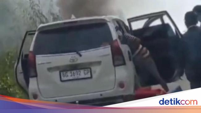 Diduga Korsleting Listrik, Mobil Pemudik Terbakar di Jalan PALI-Mura