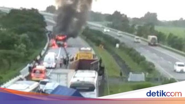 Bus Pahala Kencana Terbakar di Tol Jombang, Tak Ada Korban Jiwa