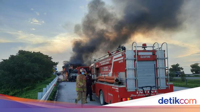 Bus Pahala Kencana Ludes Terbakar di Tol Jombang, Kerugian Rp 300 Juta