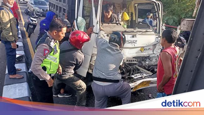 Hindari Pemotor Jatuh di Magelang, Truk Tabrak Truk hingga Sopir Terjepit Hindari Pemotor Jatuh di Magelang, Truk Tabrak Truk hingga Sopir Terjepit