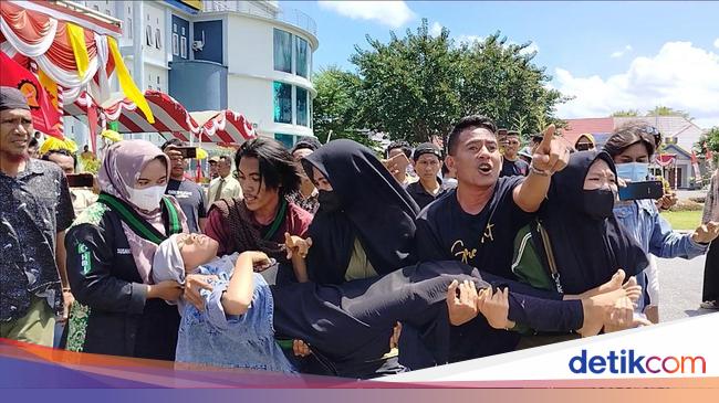 Demo Mahasiswa di Dompu Ricuh dengan Polisi, Dua Orang Dilarikan ke RS Demo Mahasiswa di Dompu Ricuh dengan Polisi, Dua Orang Dilarikan ke RS