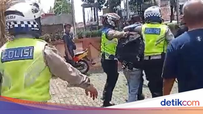 Tabrak Pemotor, Pelaku Curanmor Babak Belur Dihajar Warga Tabrak Pemotor, Pelaku Curanmor Babak Belur Dihajar Warga