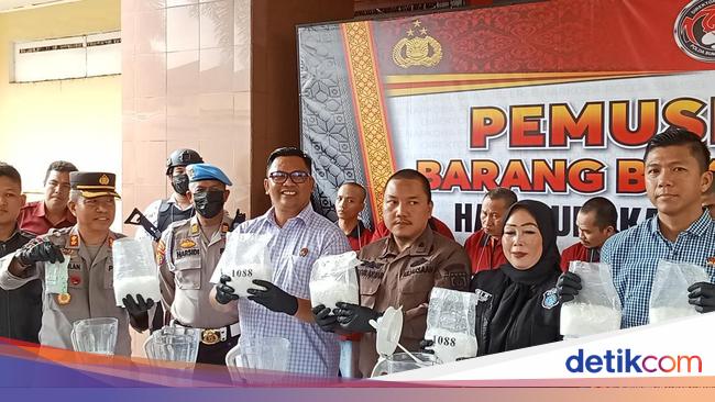 7,7 Kg Sabu dari Tangan 13 Tersangka Dimusnahkan Polda Sumsel