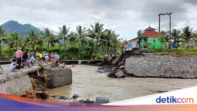 Jembatan Gondosuro Lumajang Terputus Diterjang Banjir Lahar Dingin