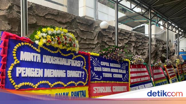Karangan Bunga Berjejer di MK pada H-3 Sidang Putusan Sengketa Pilpres