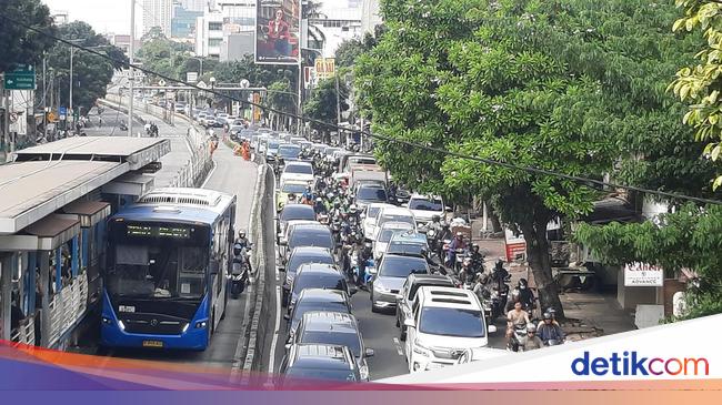 Lalin Jl Mampang Prapatan Arah Kuningan Macet Pagi Ini
