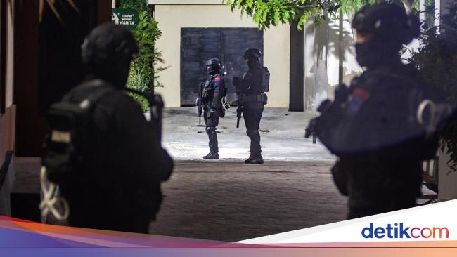 4 Fakta 8 Teroris Jaringan JI Dibekuk Densus 88 di Sulteng 4 Fakta 8 Teroris Jaringan JI Dibekuk Densus 88 di Sulteng