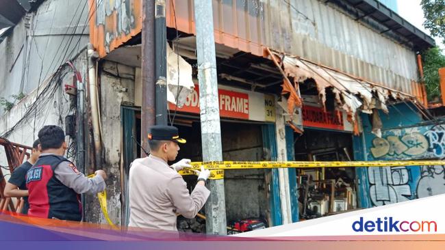 Toko Bingkai TKP Kebakaran di Mampang Dipasang Garis Polisi