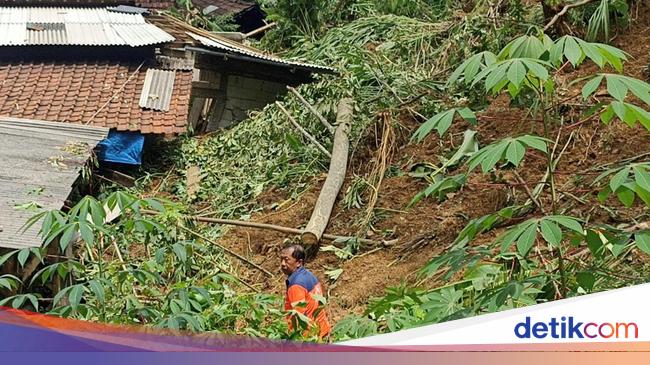 Tebing 20 Meter Longsor Timpa 3 Rumah Warga Trenggalek