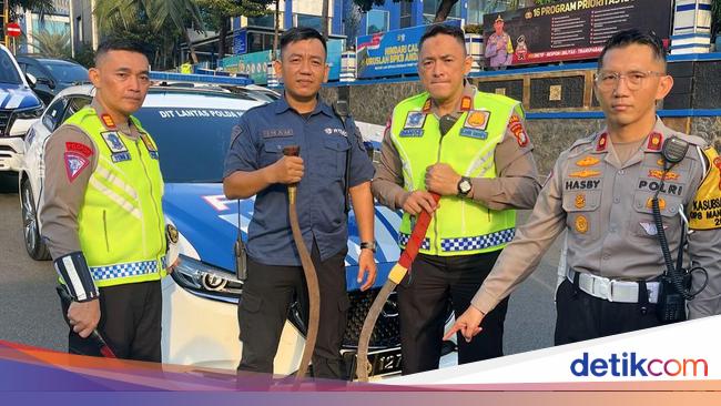 Polantas Bubarkan Tawuran di Jaktim, Celurit Panjang Disita