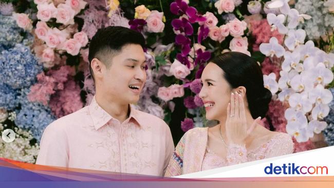 7 Foto Lamaran Beby Tsabina & Rizki Natakusumah, Serasi Dengan Busana Pink