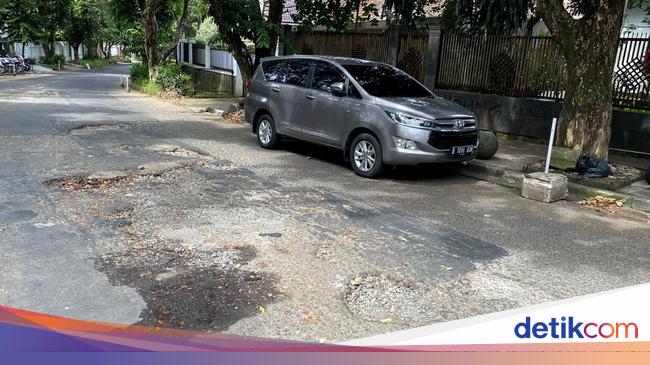 Jalan Ranggamalela Bandung Rusak Parah, Bikin Pengendara Tak Nyaman