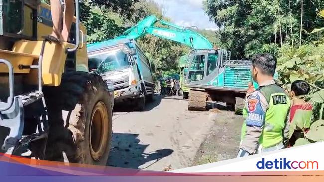 Jalan Baturaja-Muara Enim Macet Usai 2 Truk Batu Bara Patah As-Terperosok
