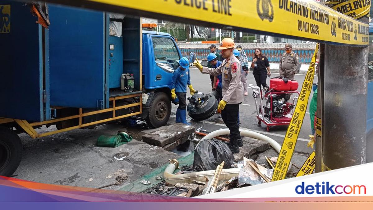 Puslabfor Olah TKP Kebakaran Maut di Toko Bingkai Mampang Siang Ini