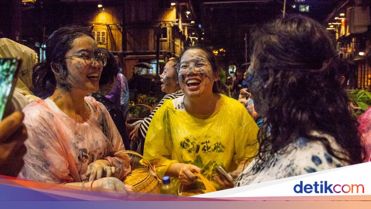 Aksi Corat-coret Lumpur Hitam ke Wajah di Qiandongnan China