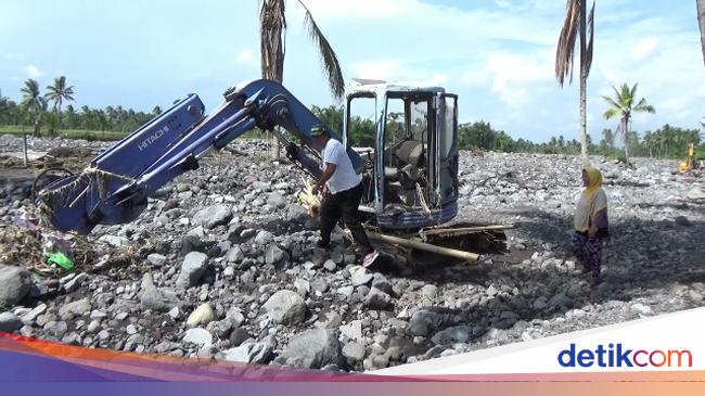 6 Rumah Warga- Dua Alat Berat Rusak Diterjang Banjir Lahar Dingin Semeru