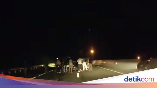 Mobil CRV Tabrak Truk Tronton di Tol Pekanbaru-Dumai, 3 Orang Tewas!