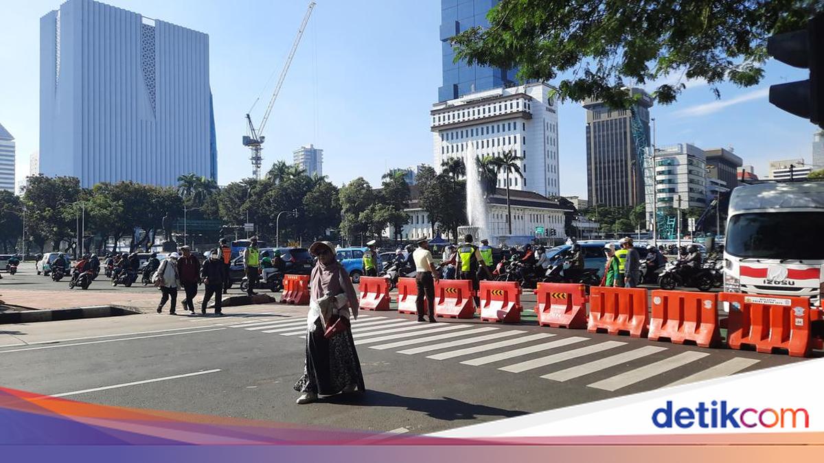 Jalan Medan Merdeka Barat Arah Harmoni Ditutup Jelang Demo Pagi Ini