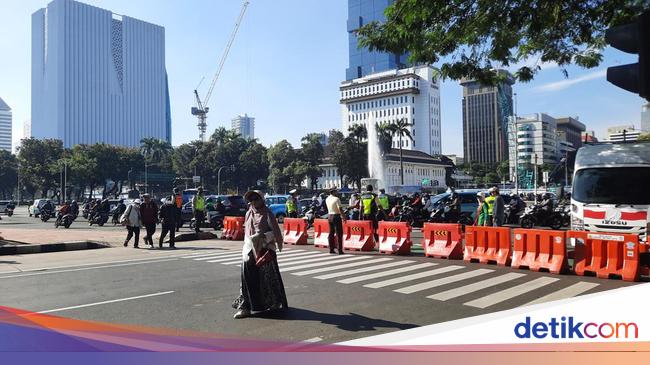 Jalan Medan Merdeka Barat Arah Harmoni Ditutup Jelang Demo Pagi Ini