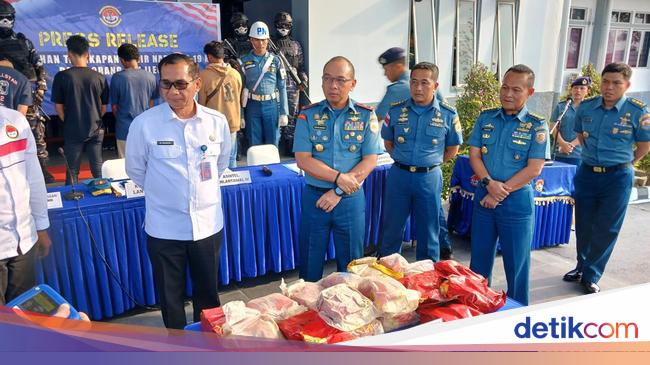 TNI AL Gagalkan Penyelundupan 19 Kg Sabu dari Malaysia, 4 PMI Ilegal Ditangkap