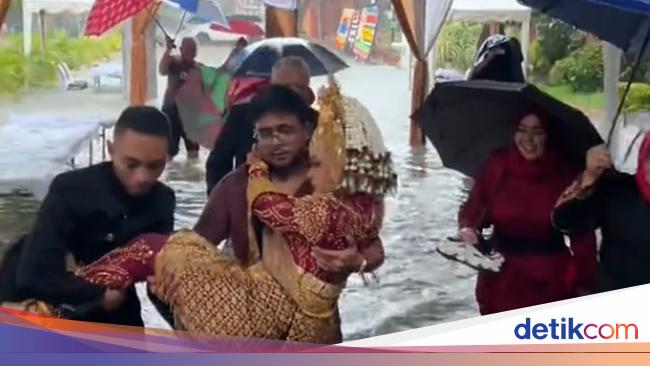 Viral Pernikahan di Tengah Banjir, Pengantin Wanita Digendong ke Pelaminan