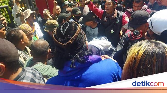 2 Pria Diduga Copet Ditangkap Massa Demo Sengketa Pilpres di Patung Kuda