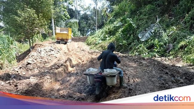 Miris! Jalan Penghubung 4 Desa di Cianjur Berlumpur, Sulit Ditembus