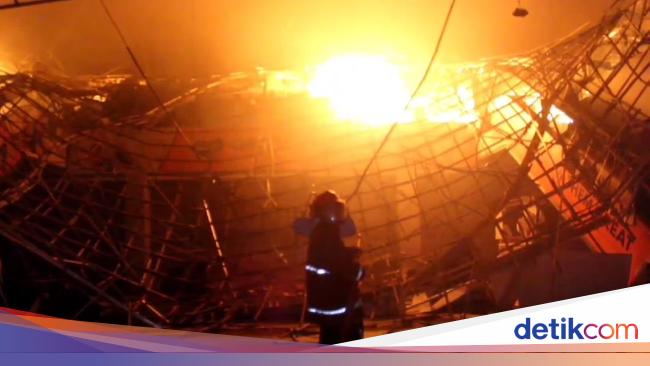 Graha Mulia Plaza Lumajang Terbakar Hebat