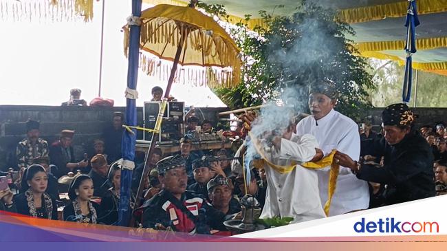 Potret Desa Tertua Suku Tengger Gelar Upacara Adat Unan-Unan