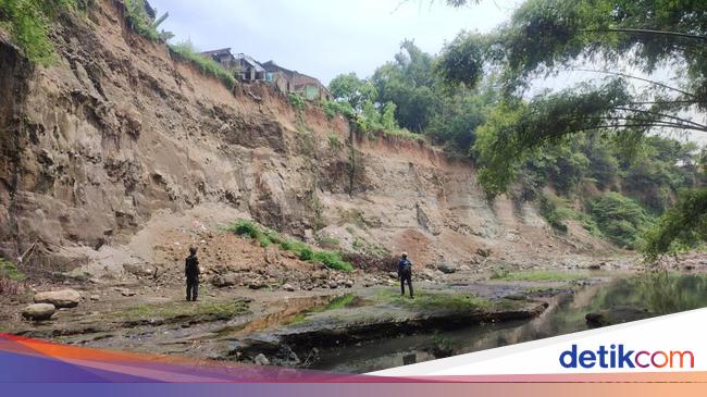 Polres Mojokerto Salurkan Bantuan 8 Keluarga Terdampak Tanah Longsor