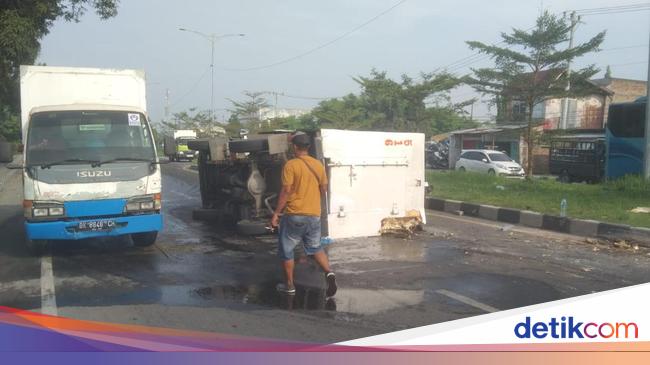 Mobil Boks Es Kristal Terbalik di Medan gegara Sopir Terkejut Disalip ...