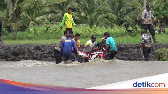 Nekat Terabas Sungai Regoyo, Pengendara Motor Terseret Banjir Lahar Semeru