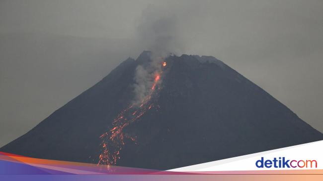 Potret Lava Pijar Mengalir dari Puncak Gunung Merapi