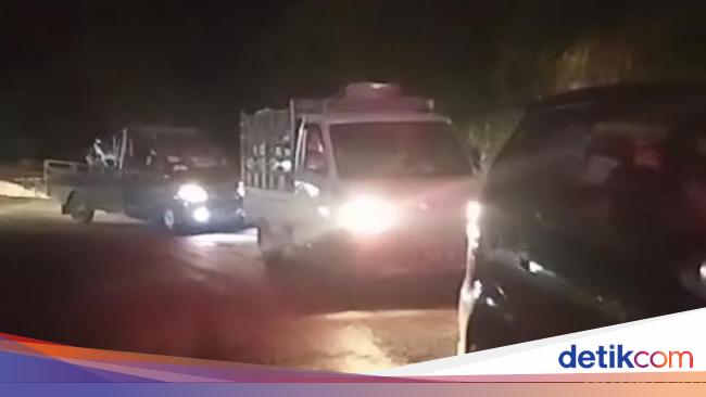 Truk Gagal Nanjak di Jalur Poros Maros-Bone, Lalin Sempat Macet 2 Km