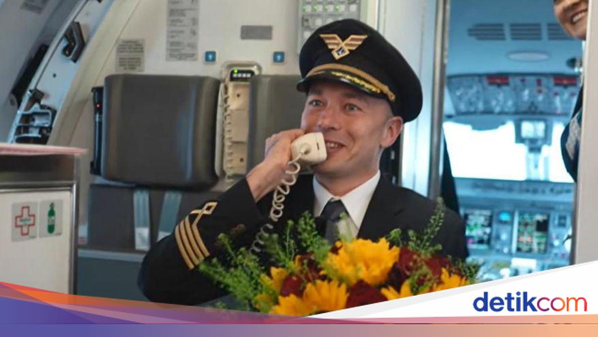 Viral Momen Romantis Pilot Lamar Pramugari di Pesawat, Bikin Ikut Terharu