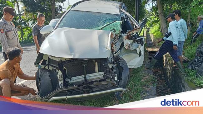 Main HP Saat Mengemudi, Mobil Ringsek Tabrak Pohon di Jalan Denpasar-Gilimanuk