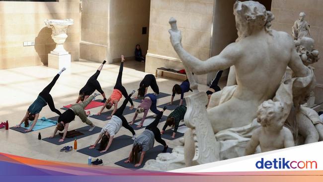 Wow! Ada Kelas Yoga di Museum Louvre Paris